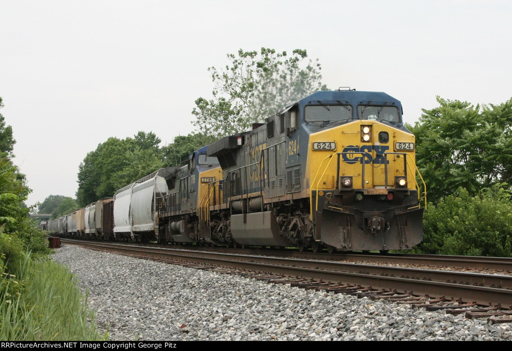 CSX 624 and train Q370